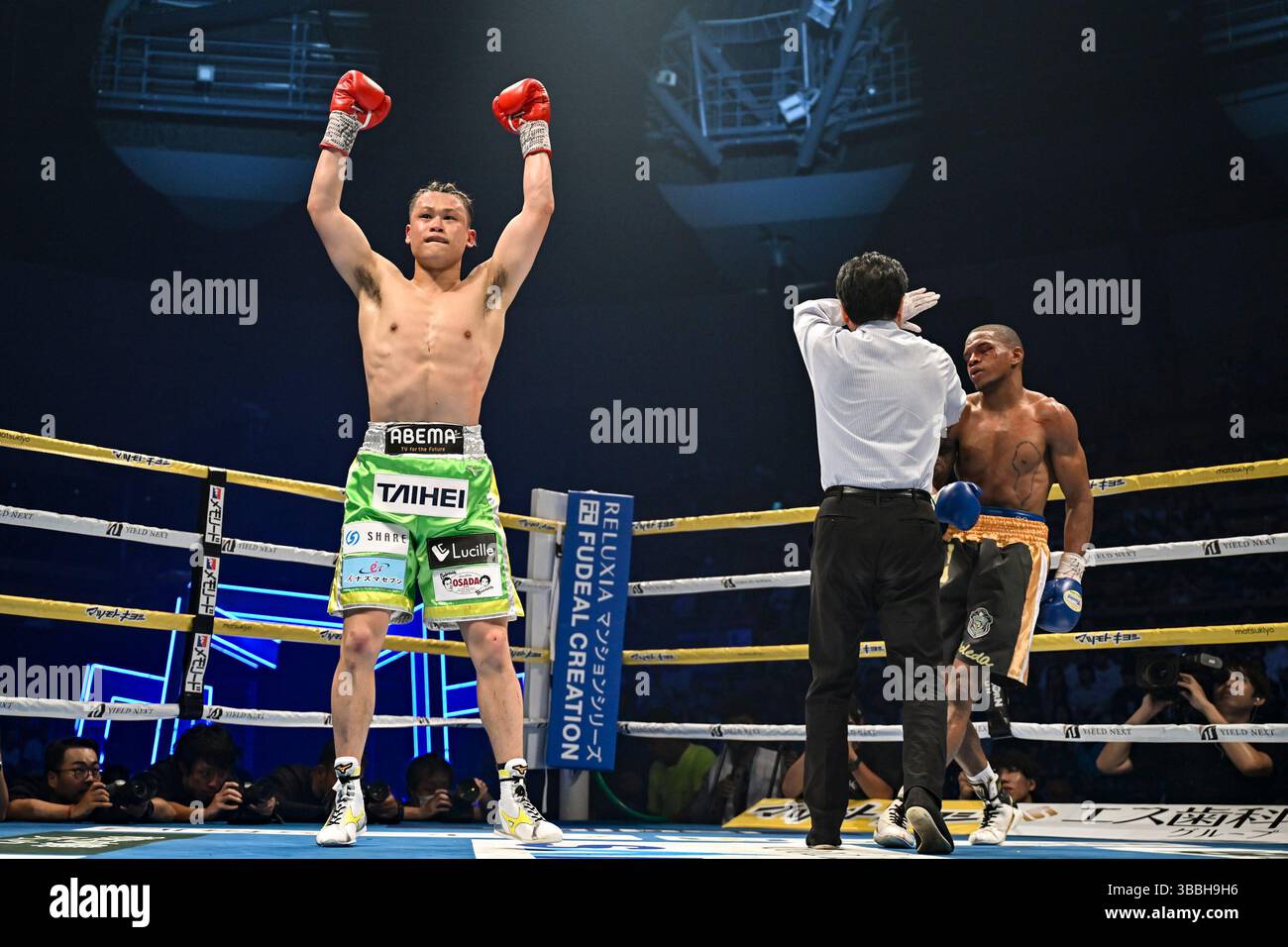 Tokyo, Japan. 11th May, 2025. Japan's Hayato Tsutsumi (red gloves ...