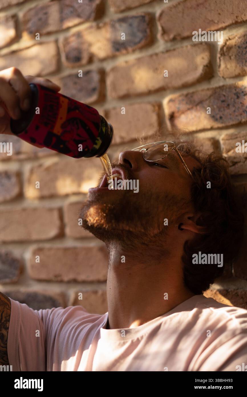 Drinking beer outdoors tin hi-res stock photography and images - Alamy