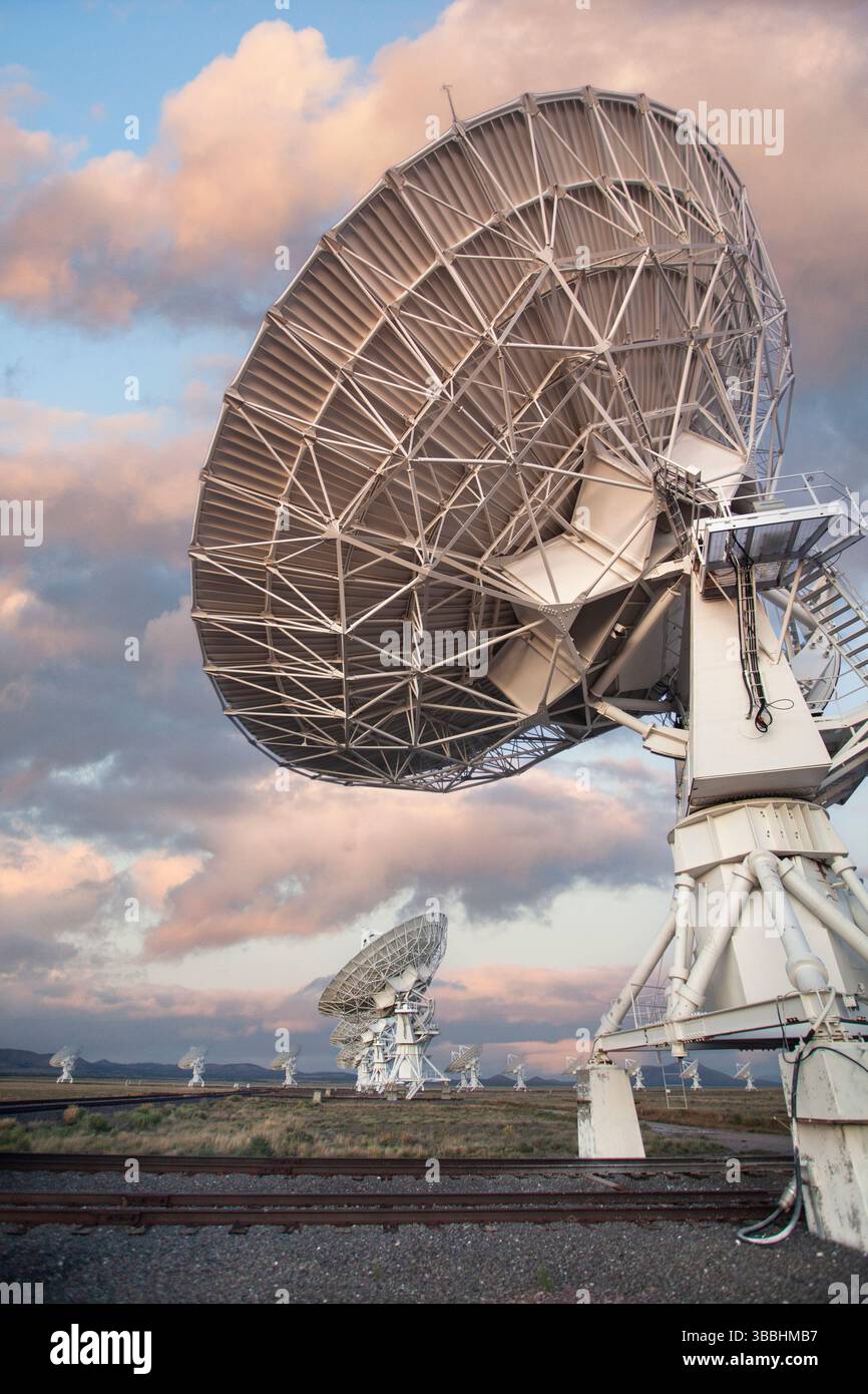 Radio telescope array scanning hi-res stock photography and images - Alamy