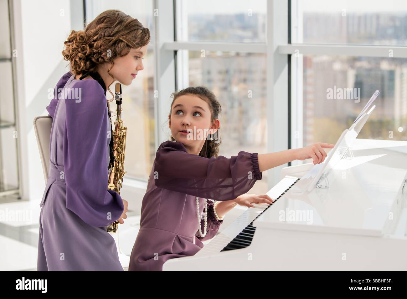 Girls saxophone hi-res stock photography and images - Alamy