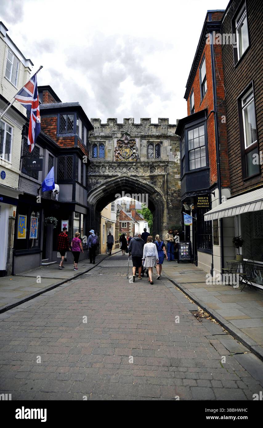 Durchgang zu dem kleinen Park, der Die Kathedrale umgibt. Salisbury ...