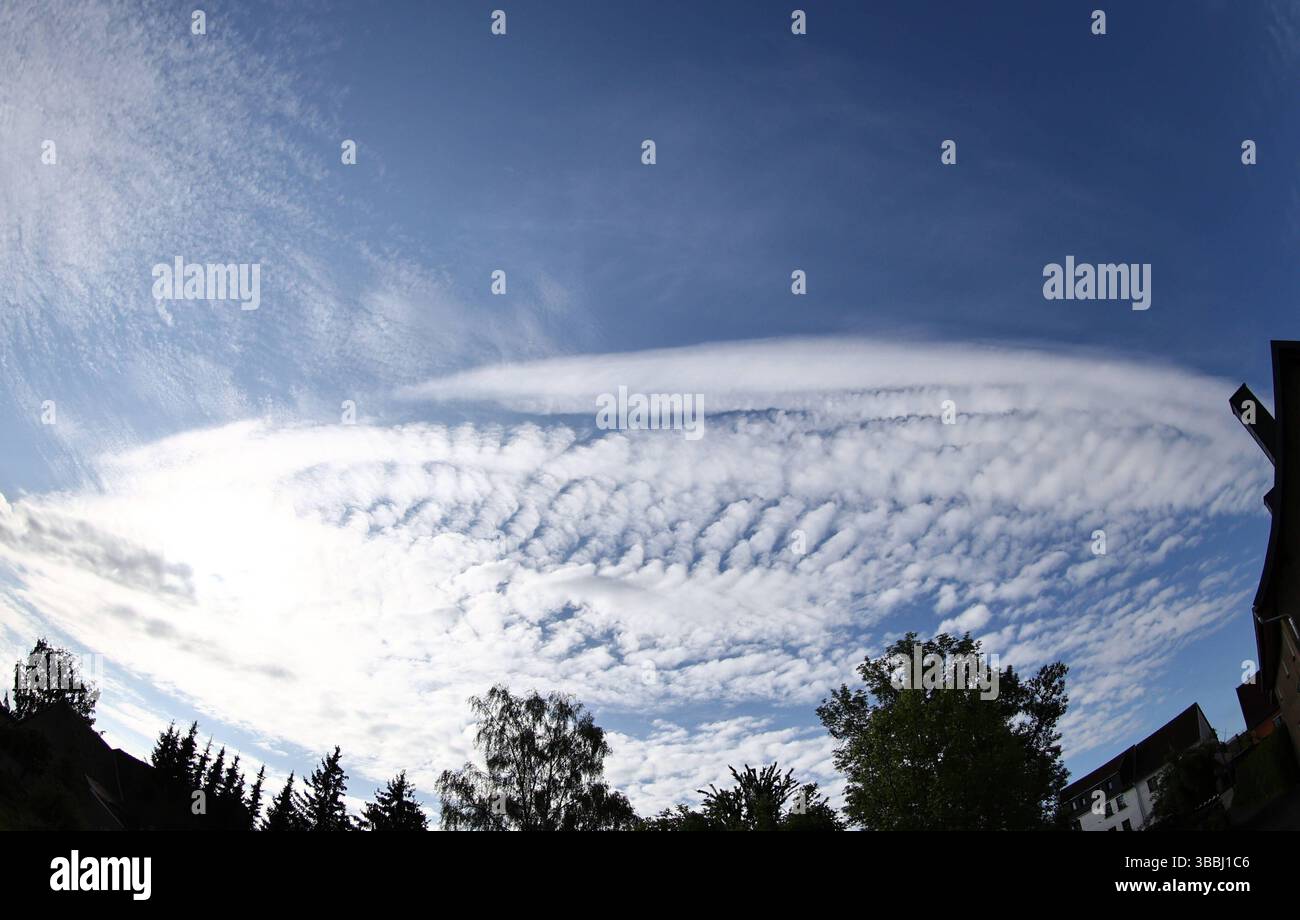 Himmel 16.05.2025, Ostramondra, Wolken am Himmel, ein langer Streifen und Wolken in Wellenform ...