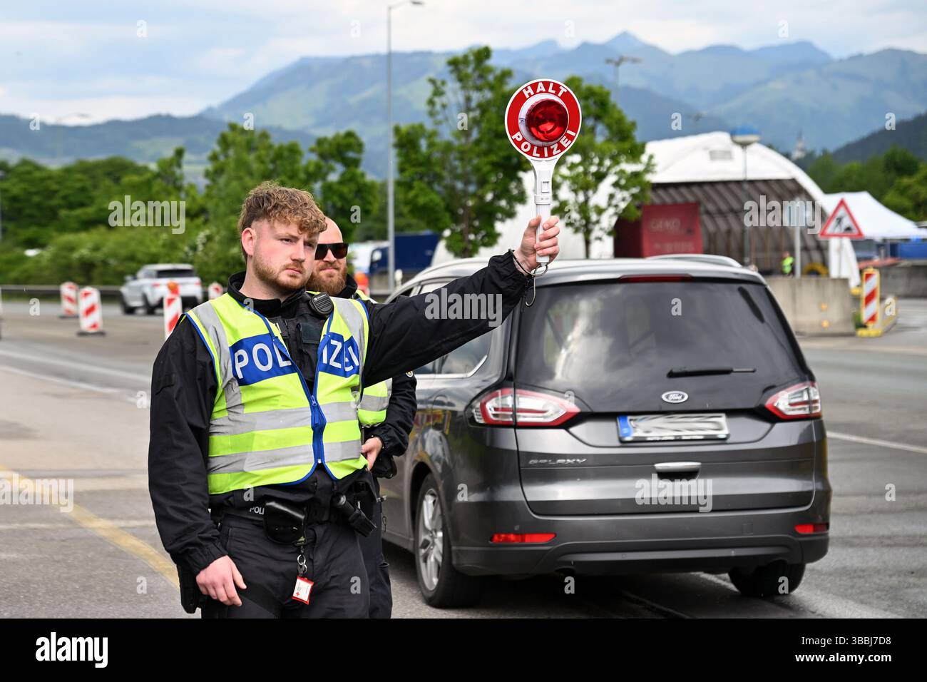 Kiefersfelden, Deutschland. 15th May, 2025. Border police officers ...