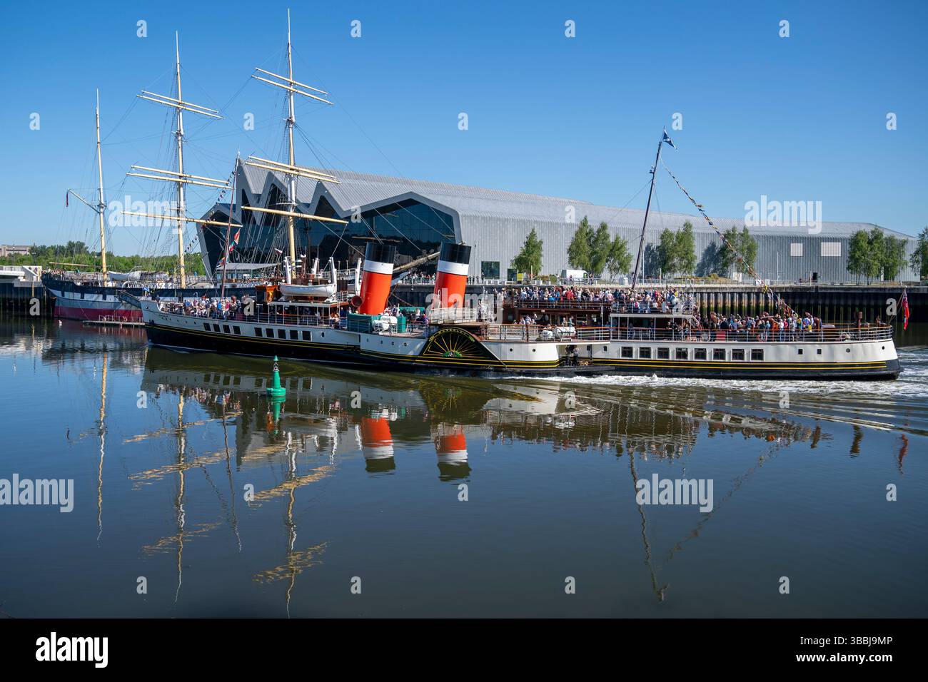 The Waverley, the world's last seagoing paddle steamer, passes the ...