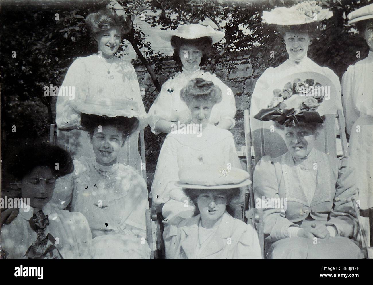 Women textile 1900s hi-res stock photography and images - Alamy