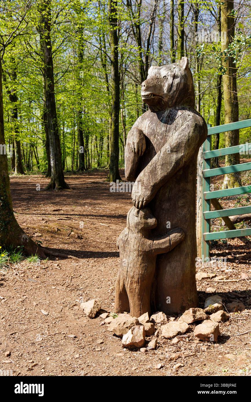 Bear wood carving hi-res stock photography and images - Alamy