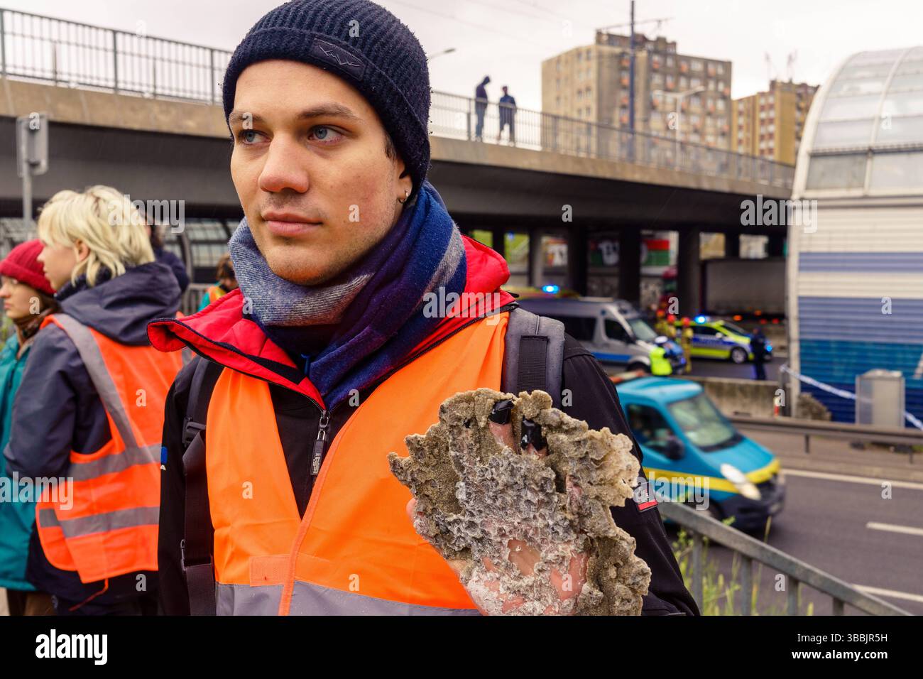 Environmentalists from the group Last Generation block the S8 motorway ...