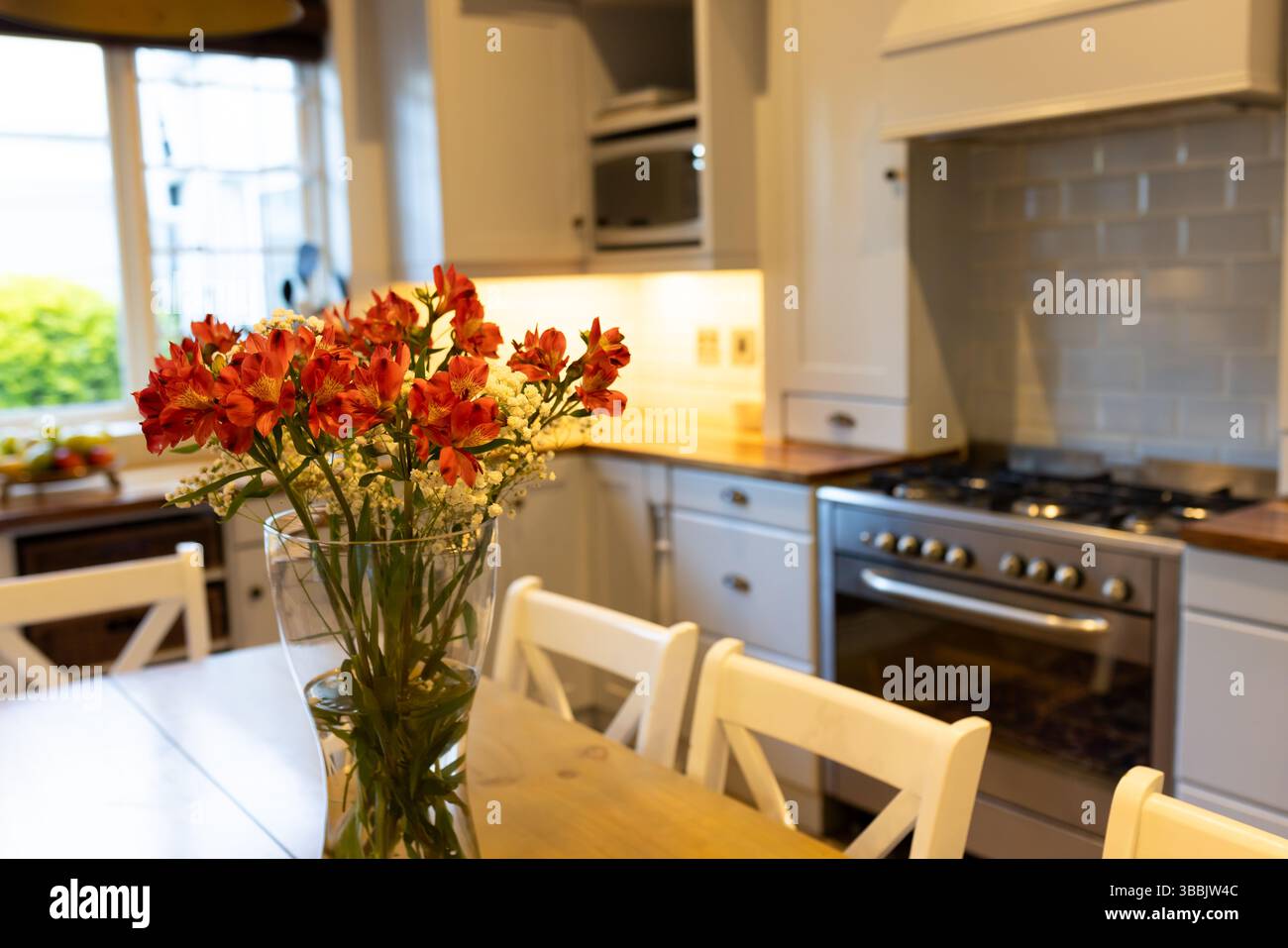 Glass vase featuring red hi-res stock photography and images - Alamy