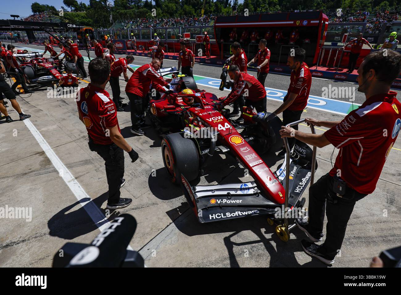 44 HAMILTON Lewis (gbr), Scuderia Ferrari SF-25, action 16 LECLERC Charles (mco), Scuderia ...
