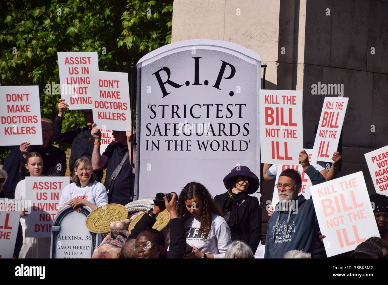 London, UK. 16th May, 2025. Protesters opposed to the Assisted Dying ...