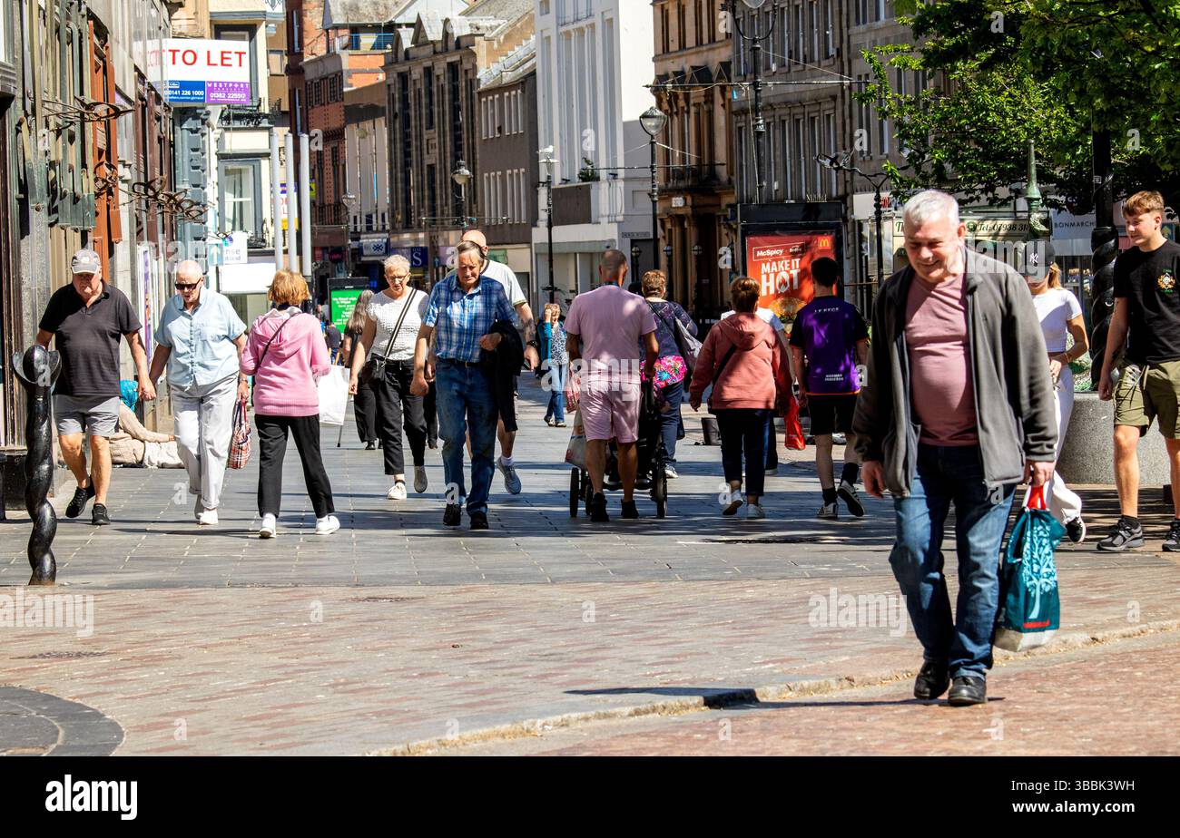 Dundee, Tayside, Scotland, UK. 16th May, 2025. UK Weather: Warm ...