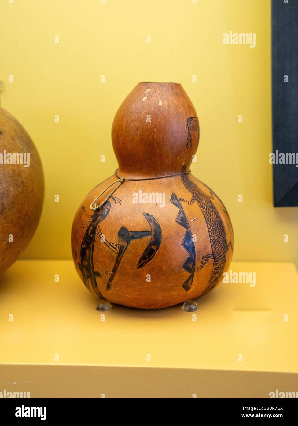 Zulu culture bottle, South Africa, 19th century, pumpkin bark and plant ...