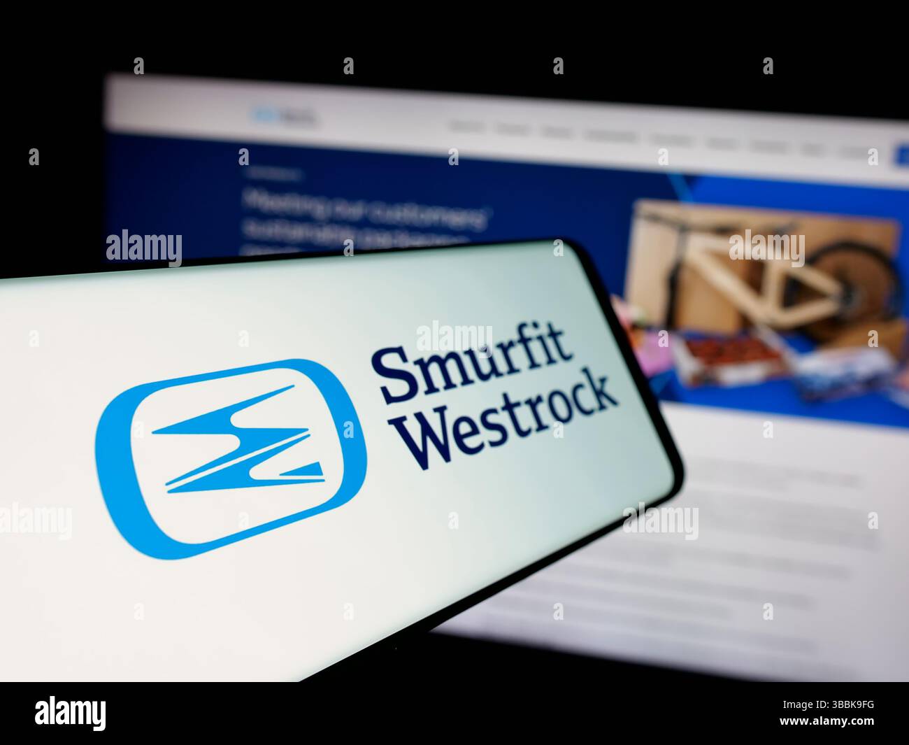 Smurfit westrock logo hi-res stock photography and images - Alamy