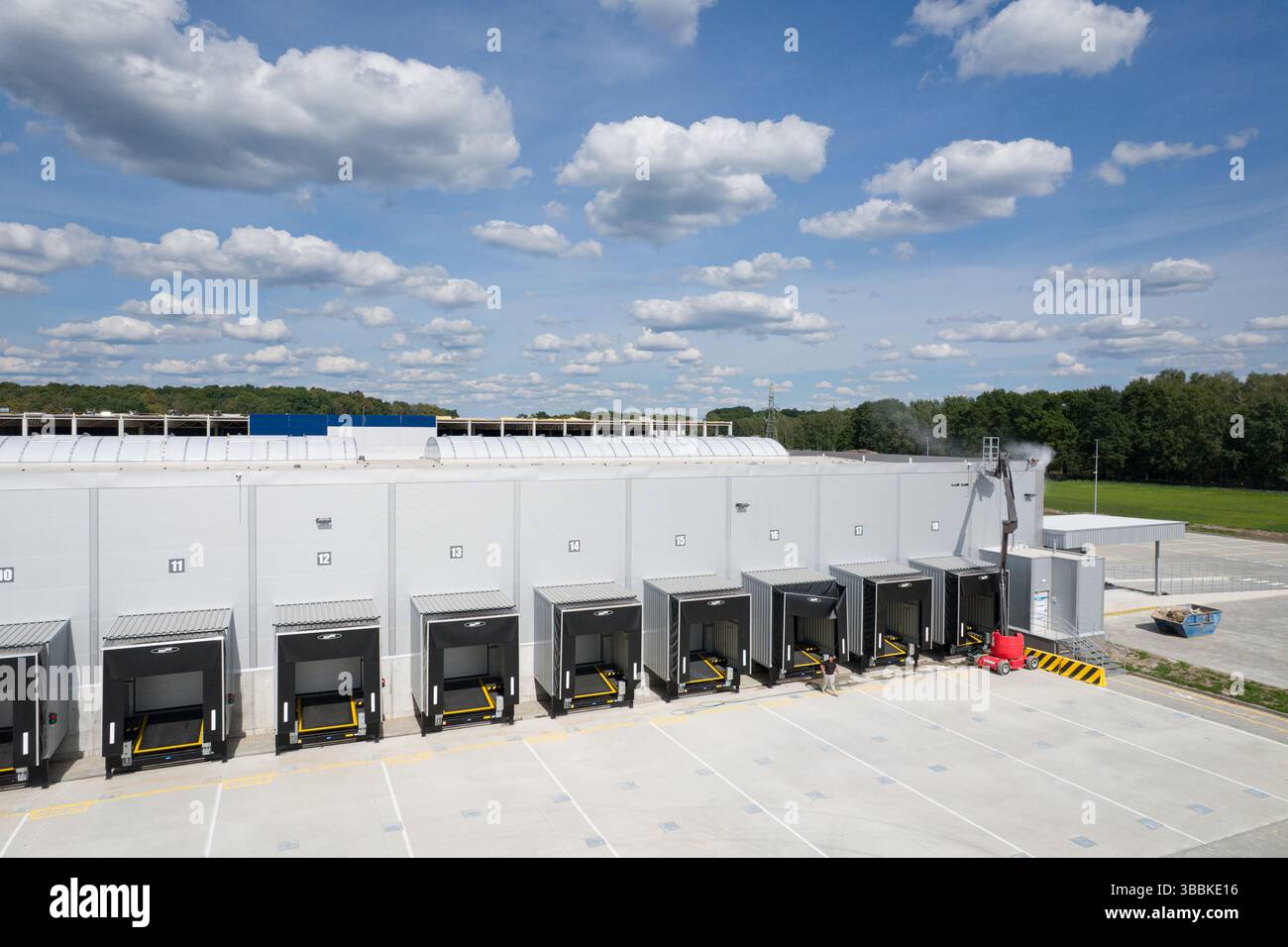 Loading Docks: Distribution Warehouse Exterior Stock Photo - Alamy