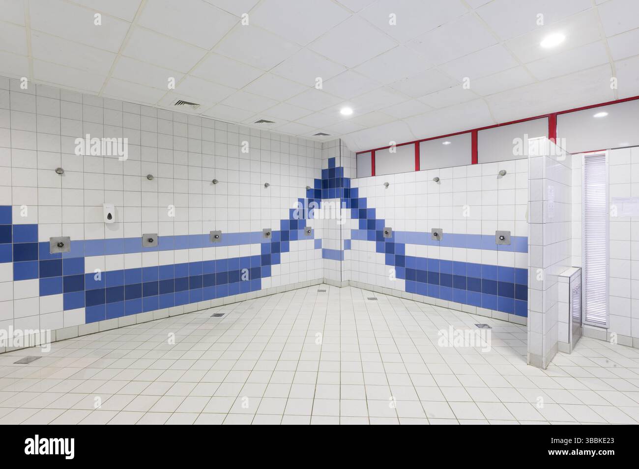 Pool Shower Area: Modern Design in Aquapark Stock Photo - Alamy
