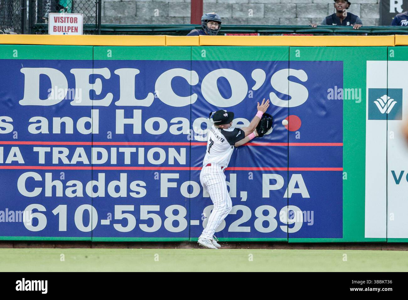 Clearwater FL USA; Clearwater Threshers outfielder Joel Dragoo (7) runs ...