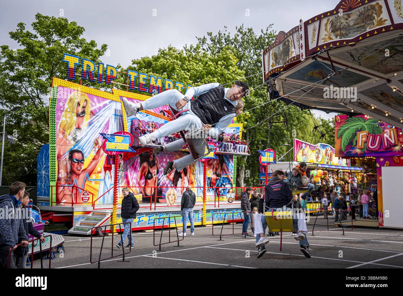 SINT ANNAPAROCHIE - Hovermill. XXX during the annual fair. An outing by young asylum seekers ...