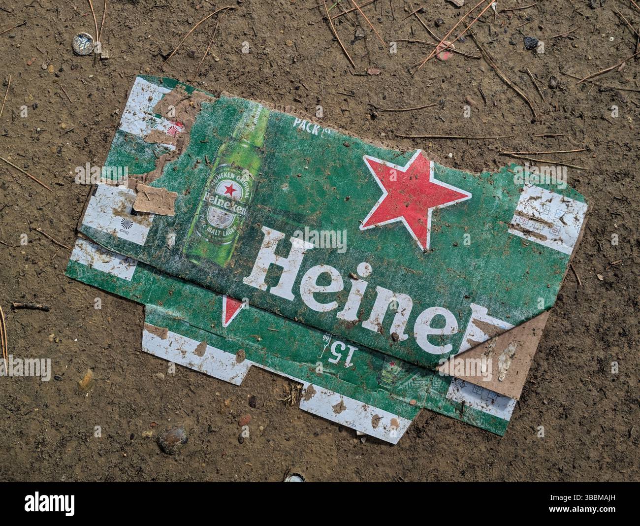 Flat Heineken cardboard packaging box on the ground Stock Photo - Alamy
