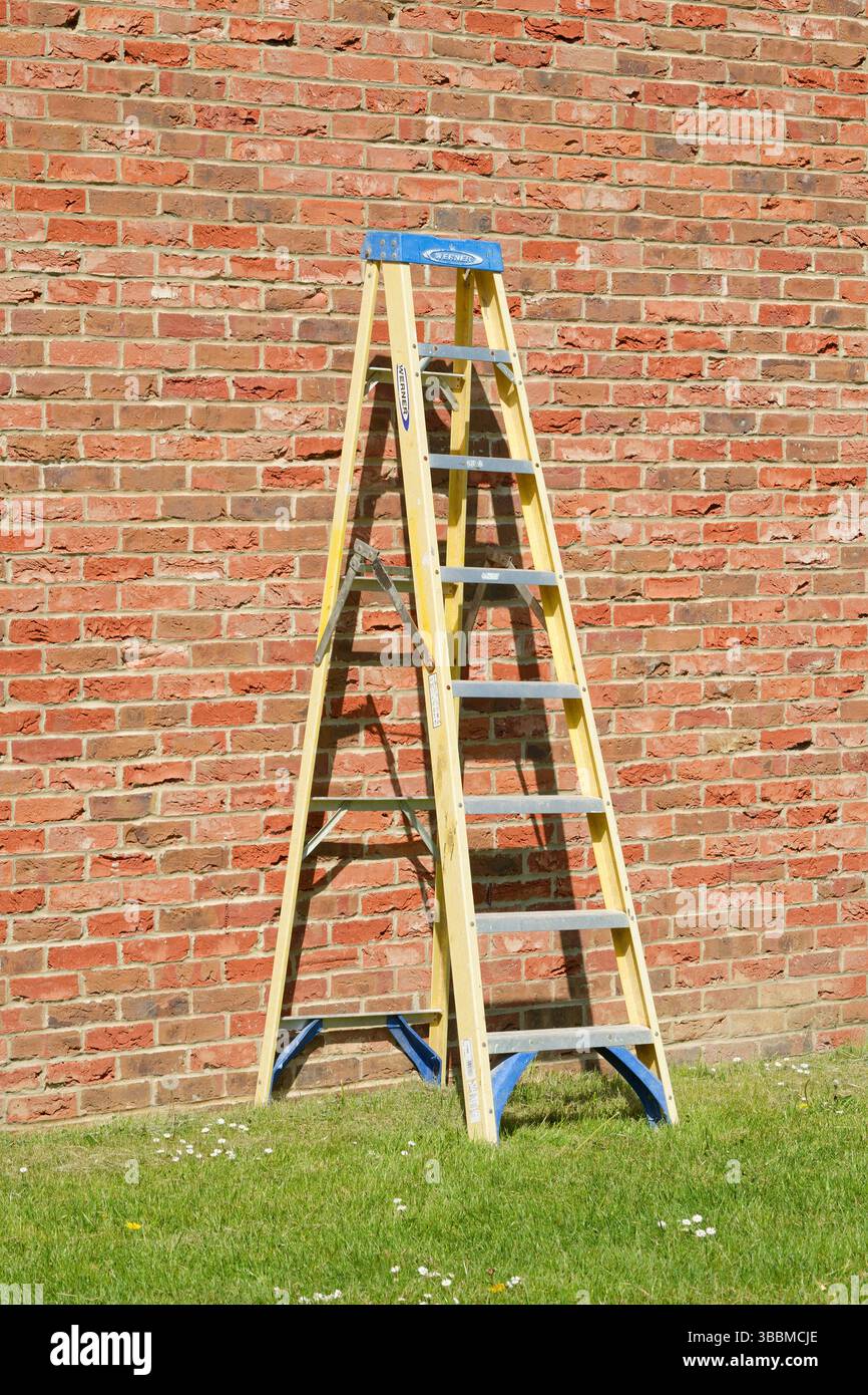 Work ladder against brick hi-res stock photography and images - Alamy