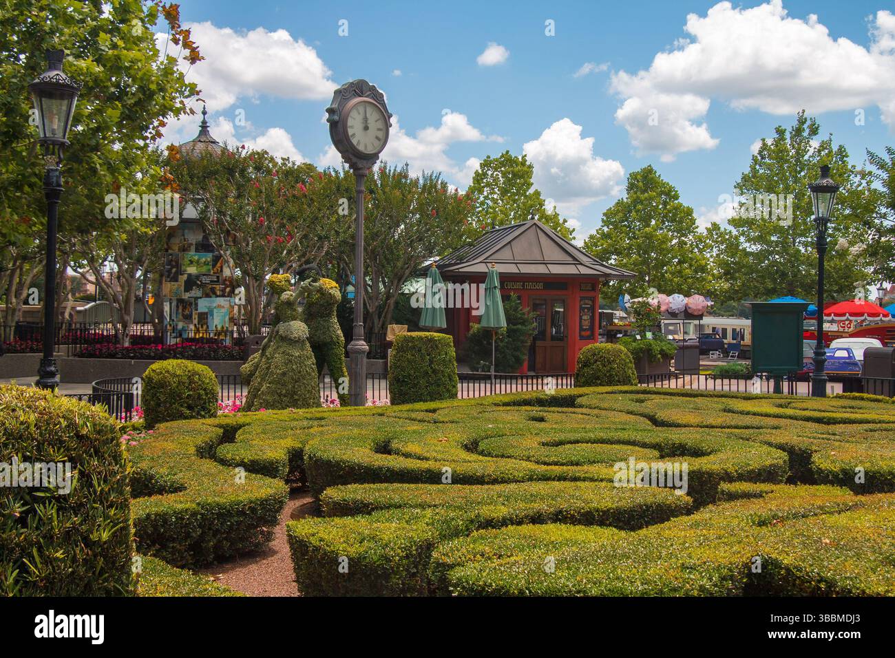 The Cinderella and Prince Charming dancing topiary at the French ...