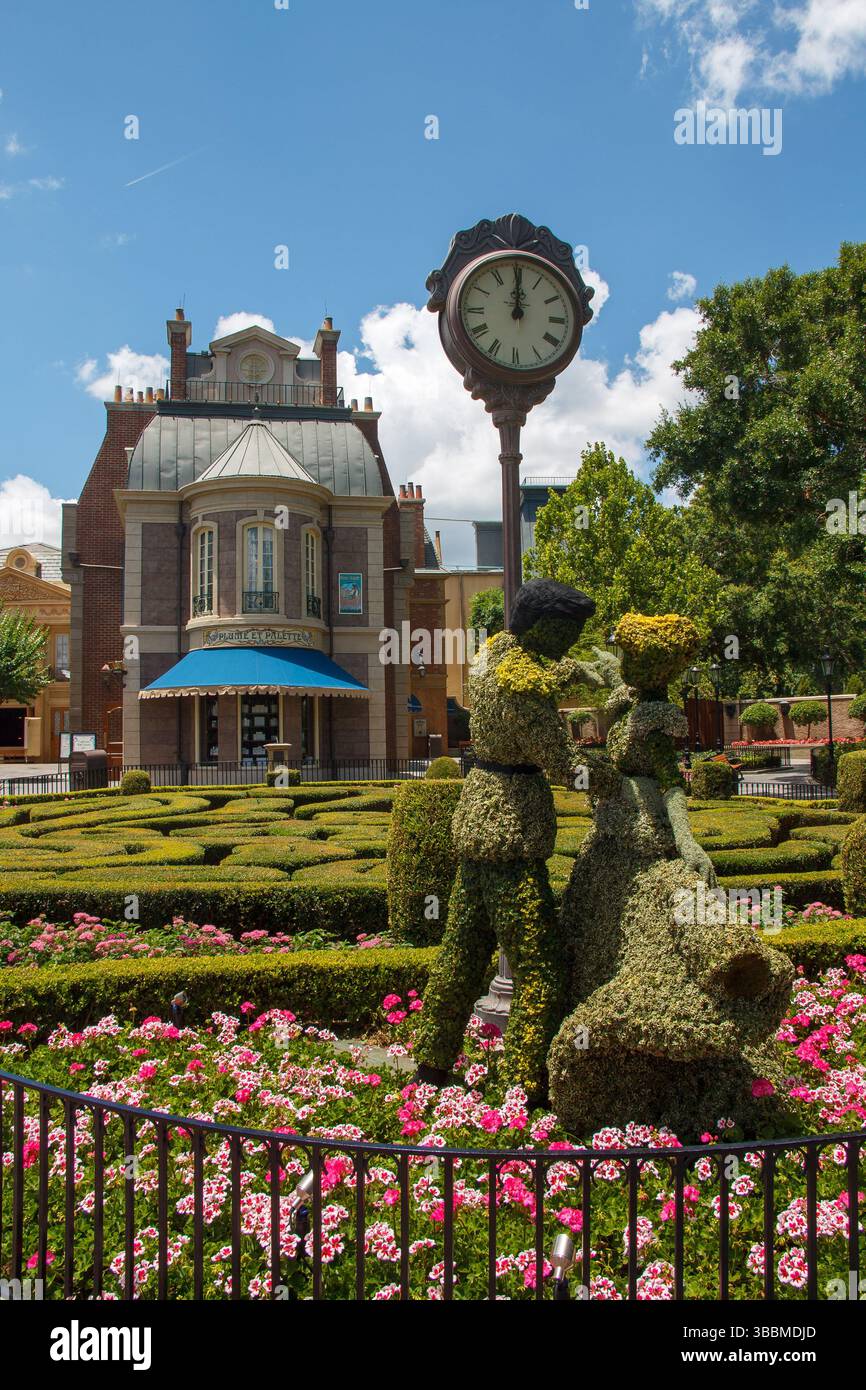 The Cinderella and Prince Charming dancing topiary at the French ...