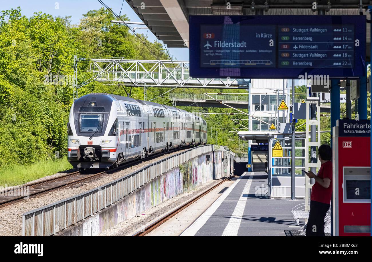 SBahn Haltestelle Österfeld mit durchfahrendem InterCity IC. Bahnsteig ...