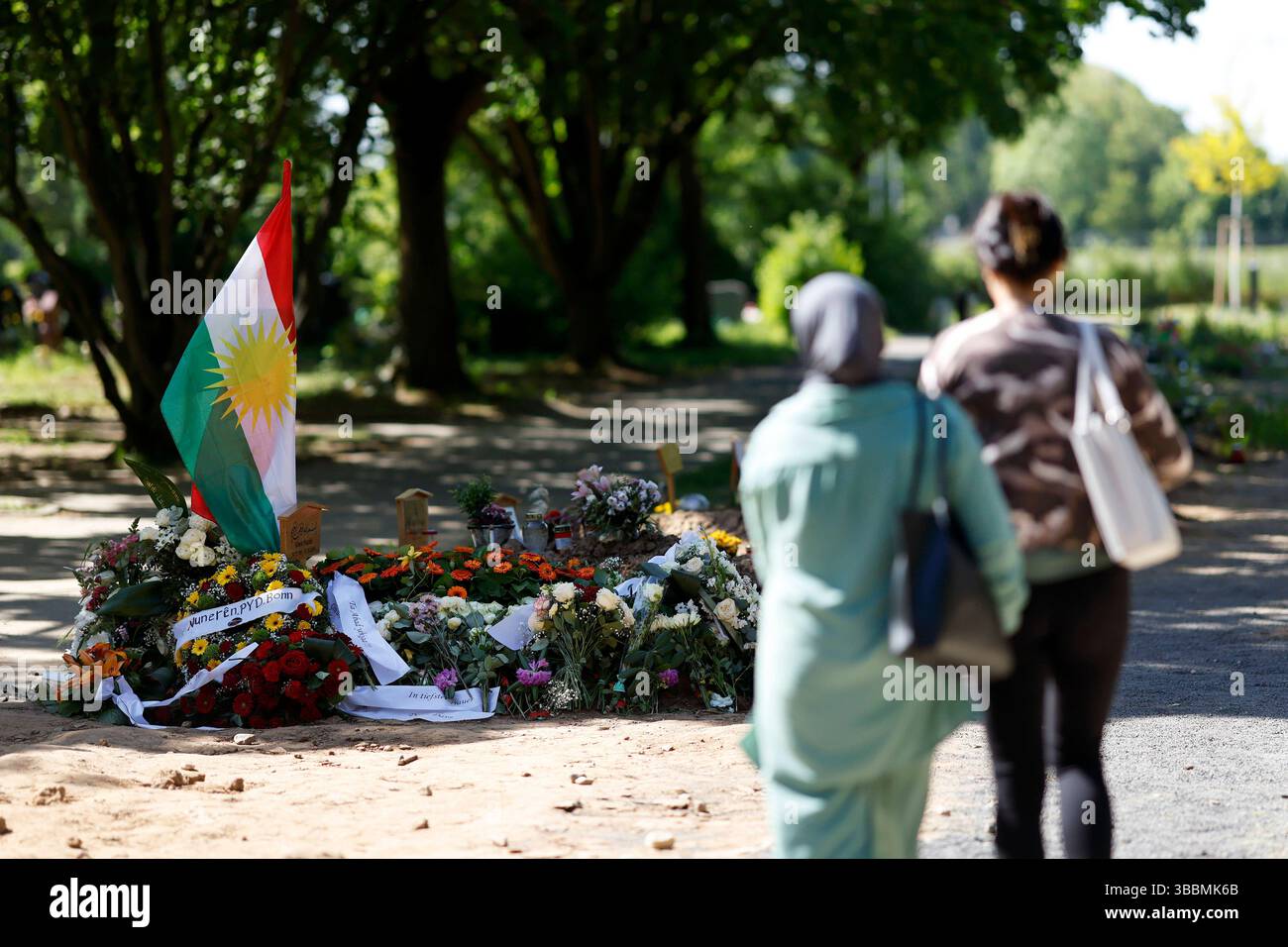 Das Grab des Rapper Xatar Giwar Hajabi auf dem Nordfriedhof in Bonn ...