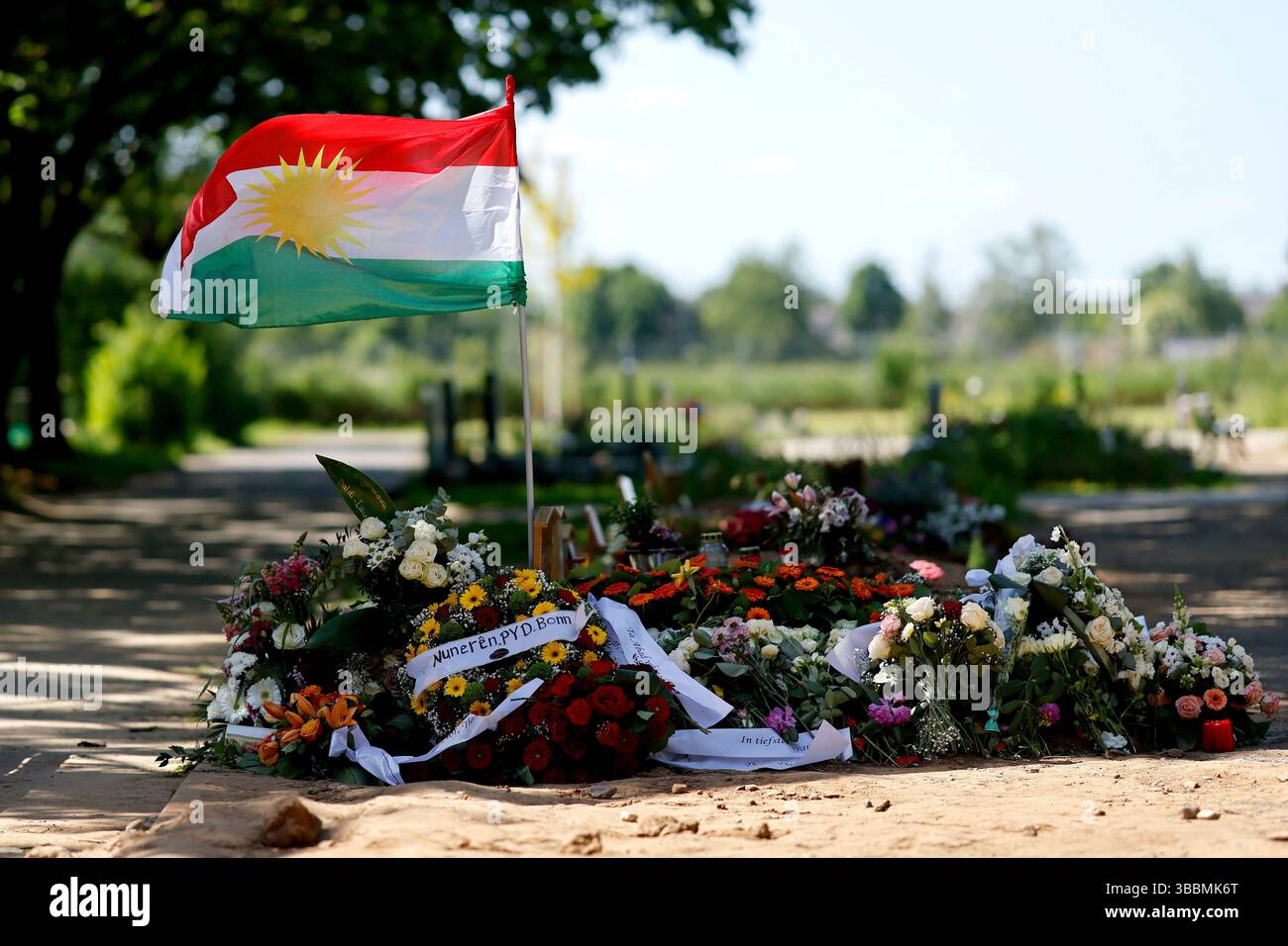 Das Grab des Rapper Xatar Giwar Hajabi auf dem Nordfriedhof in Bonn ...