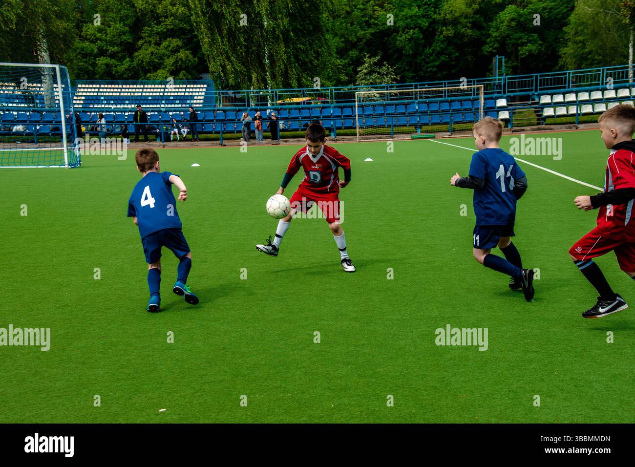 School football boys practice hi-res stock photography and images - Alamy