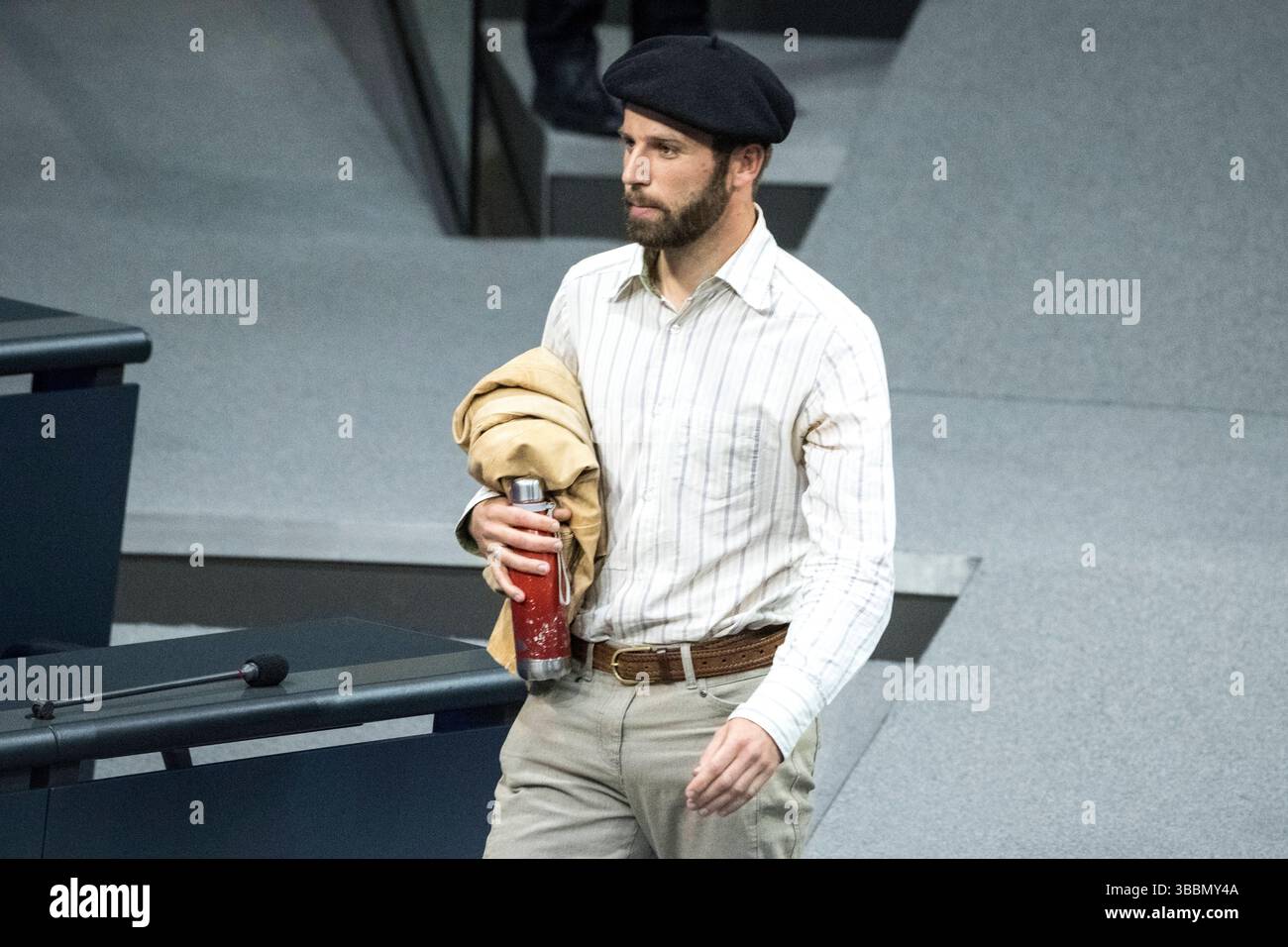 Marcel Bauer, Abgeordneter der Partei Die Linke mit einer Baskenmütze ...