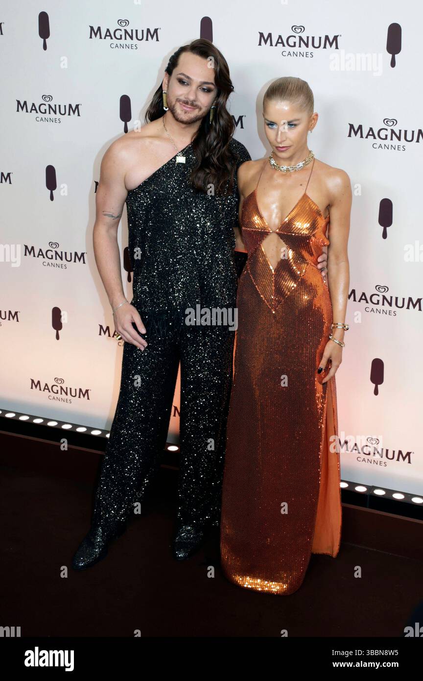 Riccardo Simonetti und Caroline Daur bei der Magnum Cannes Beach Party ...