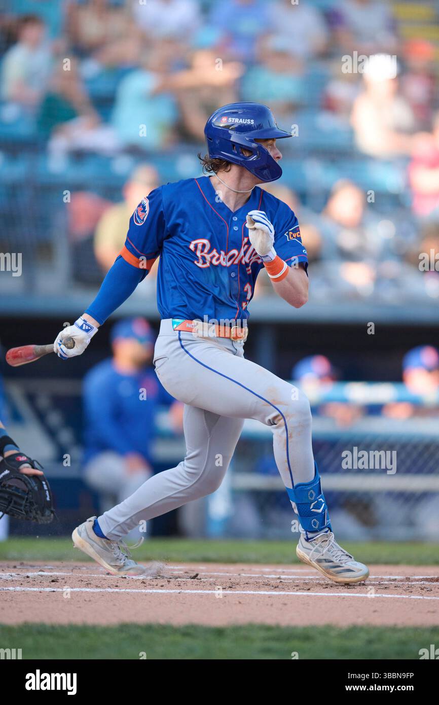 Brooklyn Cyclones Carson Benge (3) swings at a pitch during a game ...