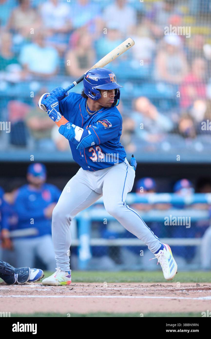 Brooklyn Cyclones Chris Suero (33) swings at a pitch during a game ...