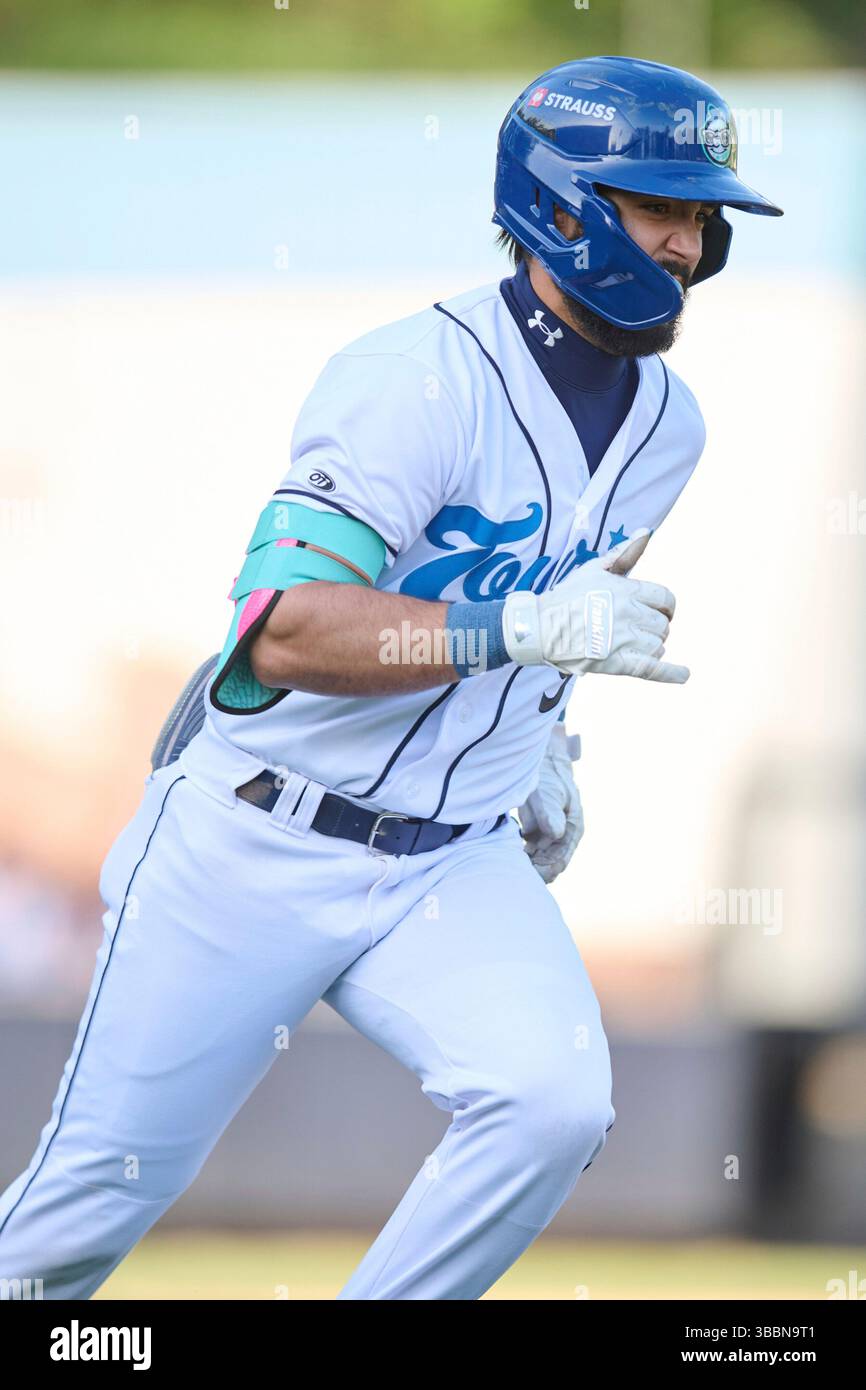 Asheville Tourists Alejandro Nunez (9) runs to first base during a game ...