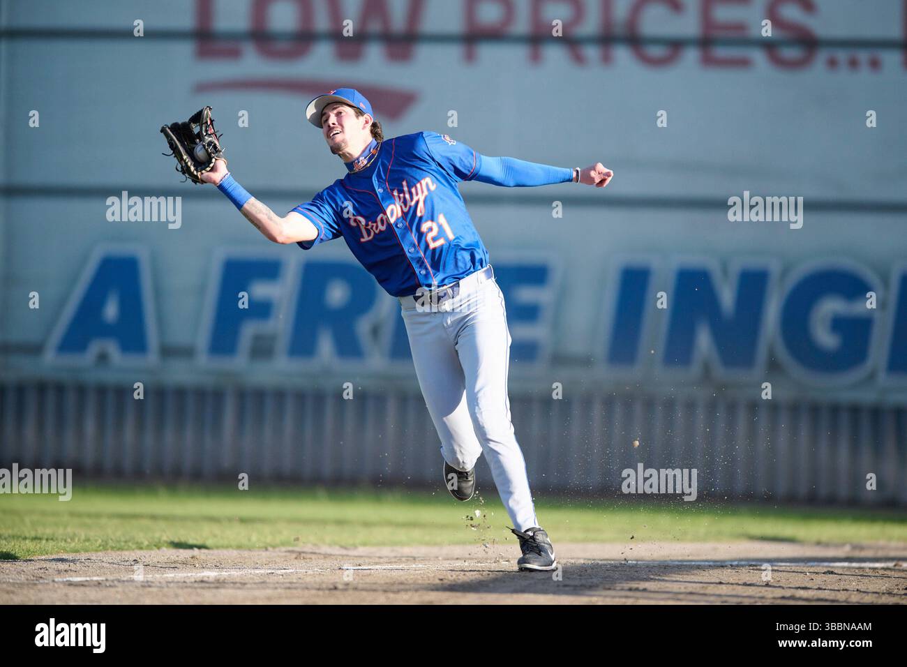 Brooklyn Cyclones right fielder Eli Serrano III (21) runs down a fly ...