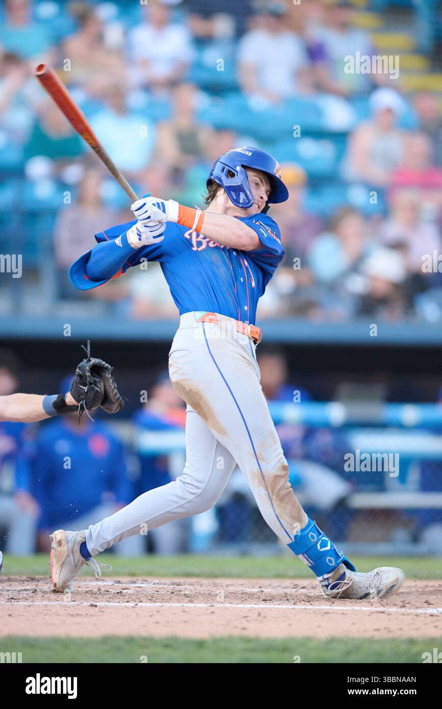 Brooklyn Cyclones Carson Benge (3) swings at a pitch during a game ...