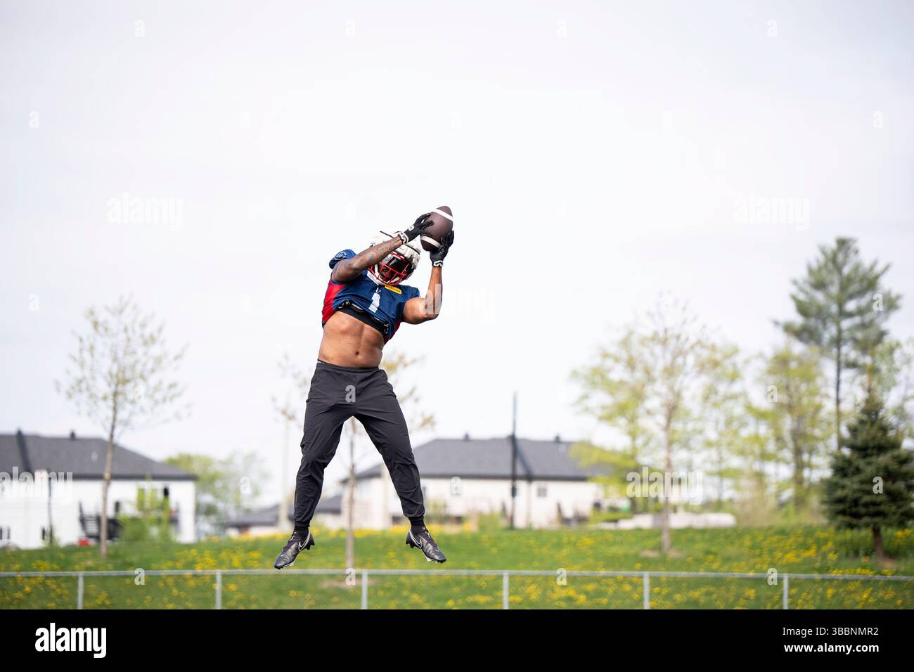 Montreal Alouettes linebacker Darnell Sankey (1) makes a catch during ...