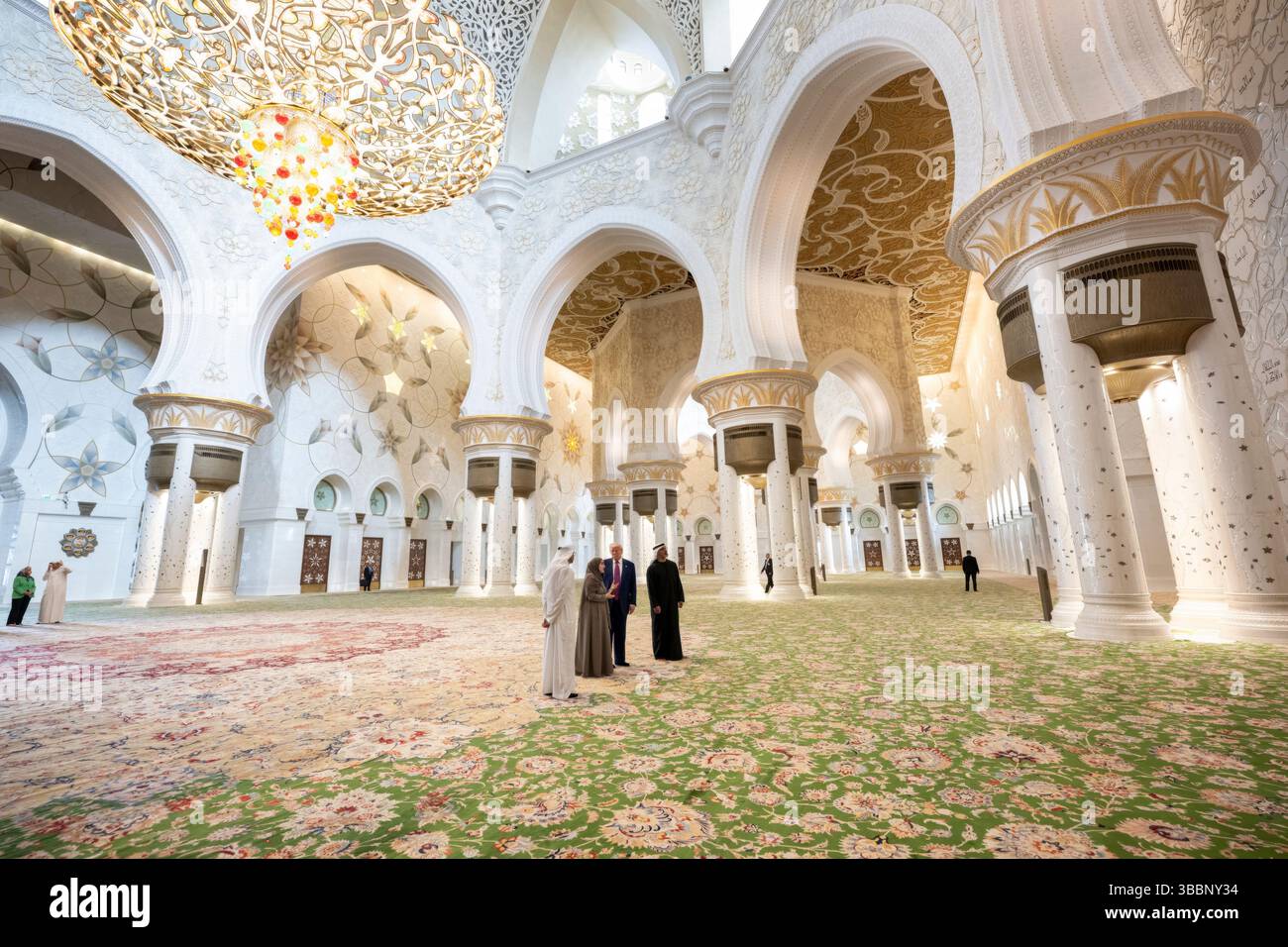 President Donald Trump tours Sheikh Zayed Grand Mosque, Thursday, May ...