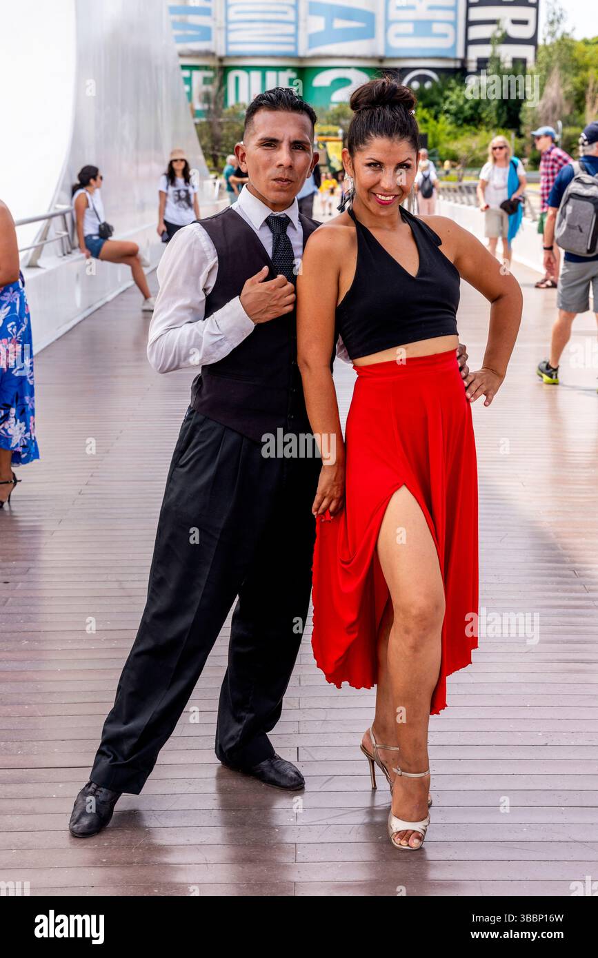 Tango dancers posing argentina hi-res stock photography and images - Alamy