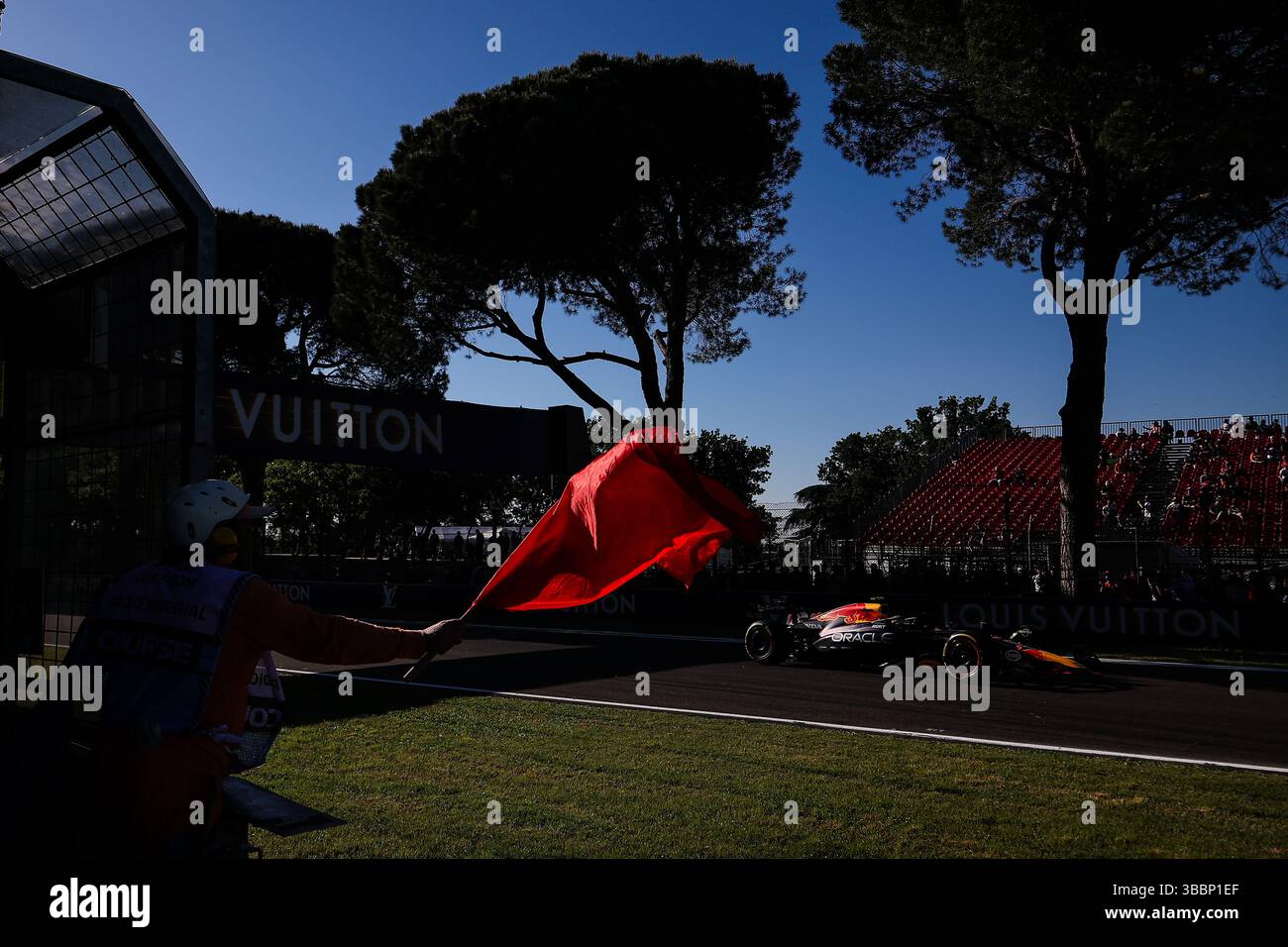 Imola, Italie. 16th May, 2025. Red flag, drapeau during the Formula 1 ...
