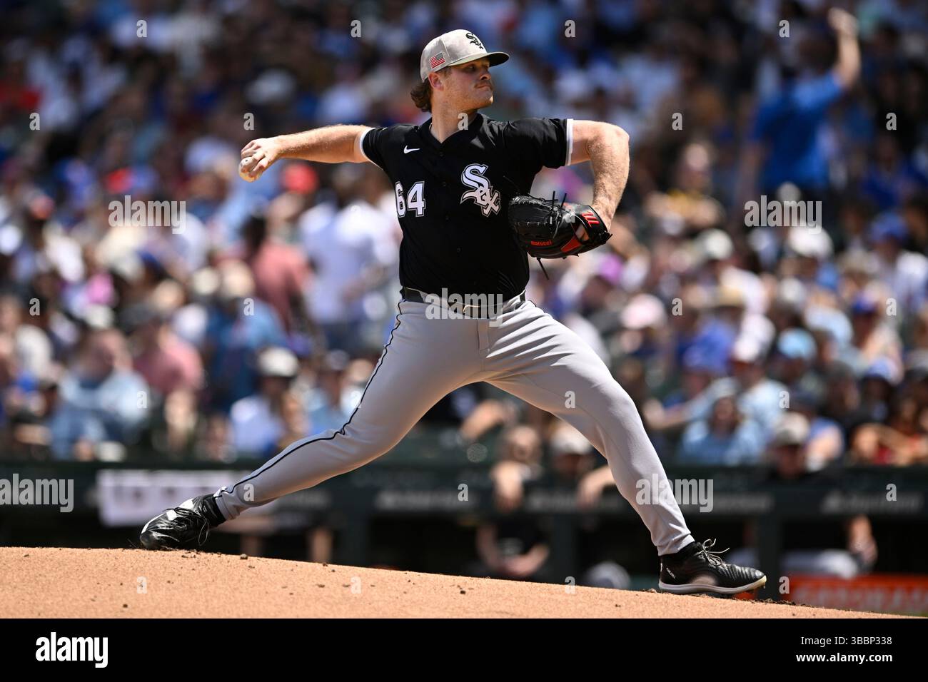 Chicago White Sox starter Shane Smith delivers a pitch during the first ...