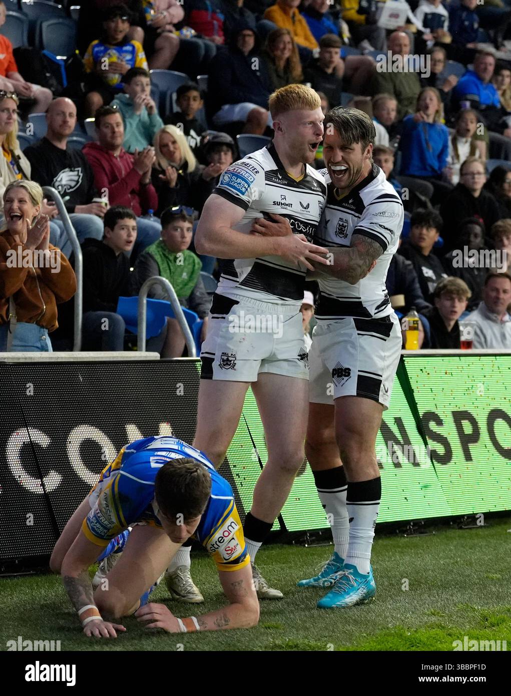 Hull's Harvey Barron (centre) celebrates his try during the Betfred ...