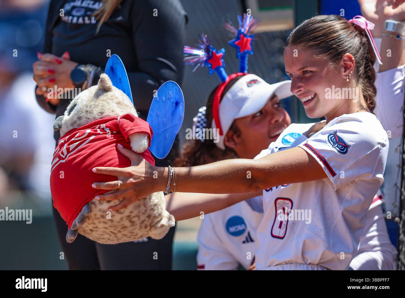 Florida Atlantic utility Annika Segedi (6) holding mascot Hootie ...