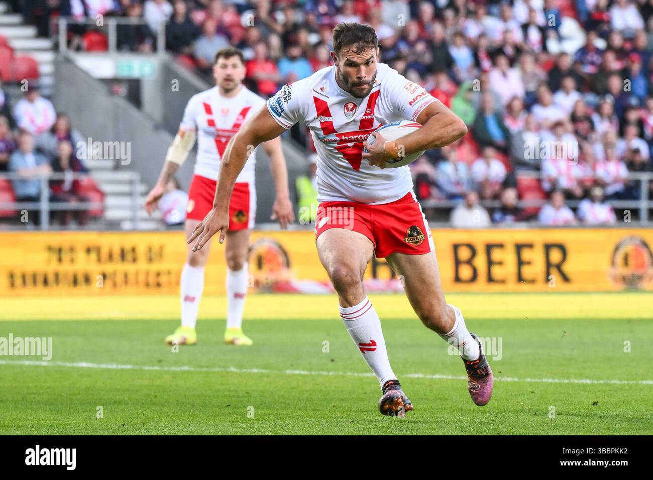 ST. HELENS, ENGLAND - 15 MAY 2025: Alex Walmsley of St. Helens makes a ...