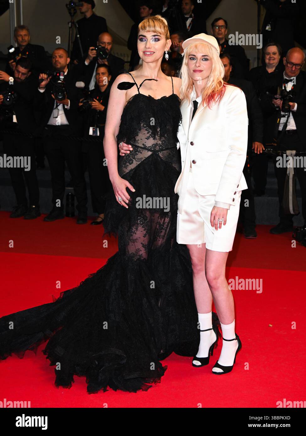 Kristen stewart and imogen poots hi-res stock photography and images ...