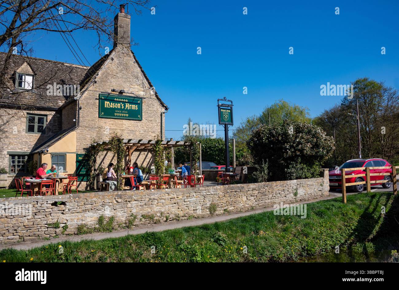The Masons Arms pub, Clanfield, Oxfordshire, UK Stock Photo - Alamy