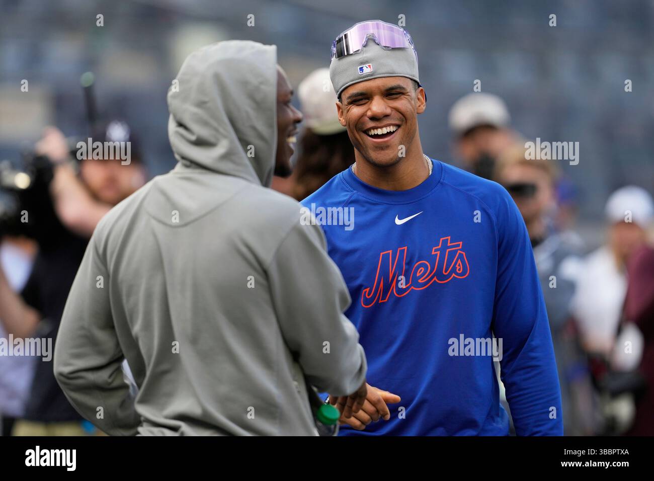 New York Mets' Juan Soto, right, talks with New York Yankees' Jazz ...