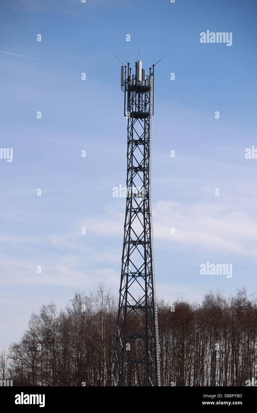 Tall tower lot antennas hi-res stock photography and images - Alamy