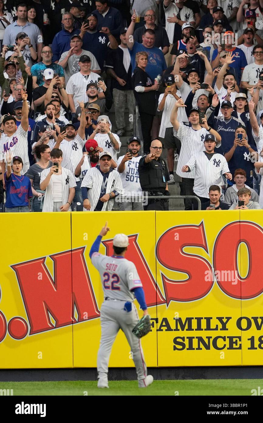 Fans react as New York Mets' Juan Soto makes his way to right field ...
