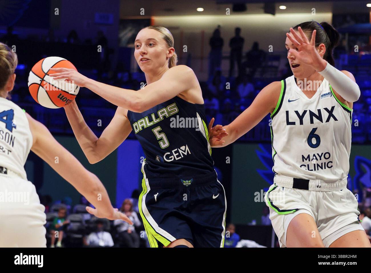 Dallas Wings guard Paige Bueckers (5) makes a pass under pressure from ...